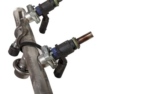 흰색 고립 된 배경의 실린더 엔진에 가솔린을 공급하기위한 자동차 연료 인젝터에 근접 촬영 예비 부품 카탈로그 연료 및 전력 생산에 대한 스톡 사진 및 기타 이미지 Istock