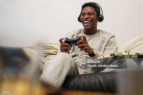 온라인 비디오 게임을 하는 동안 조이스틱을 들고 웃고 있는 아프리카계 미국인 남자 게이머에 대한 스톡 사진 및 기타 이미지 게이머 Brand Name Video