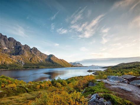 ทะเลสาบโอบล้อมด้วยภูเขา ภาพธรรมชาติ