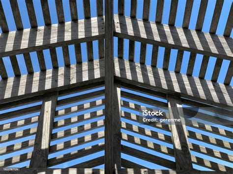 Detail Arsitektur Struktur Atap Atau Pergola Atau Gazebo Foto Stok Unduh Gambar Sekarang Istock