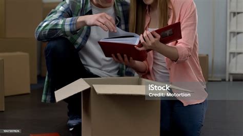 부부 사랑 새 아파트에서 상자를 풀고 함께 행복 한 가족에서 이동에 가정의 방에 대한 스톡 사진 및 기타 이미지 가정의 방