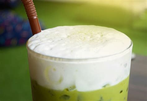 가까이 우유 거품 녹차 아이스 그린 티 유리에 얼음말 차 라 떼 프라 페 커피숍에서 빨 대 0명에 대한 스톡 사진 및 기타 이미지 Istock