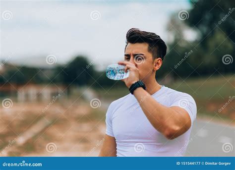 Perfil De Un Hombre De Fitness Bebiendo Agua De Una Botella Imagen De