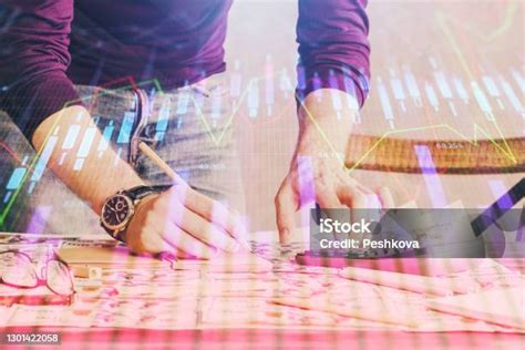 주식 시장 외환 차트와 함께 서 있고 투자를 계획하는 사람의 멀티 노출 개념에 대한 스톡 사진 및 기타 이미지 개념 개발 거래자 Istock