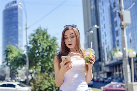 와우 Omg 긍정적 인 펑키 사람들 모델 개념 전화 화면 오픈 입 캐주얼 의상을 응시 하는 농담 만화 찡그린 여자의 사진