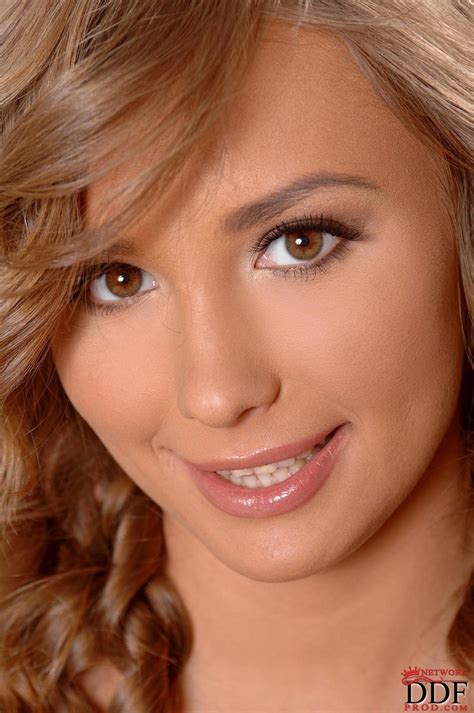 タイトなお尻のスリムな女性がオマンコをおもちゃにしています。 アダルト画像、セックス画像 2905743 Pictoa