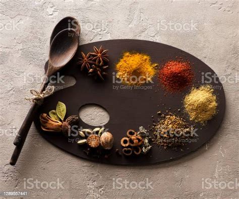 다양한 인도 향신료와 조미료 콘크리트 배경에 플랫 평신도 향신료 갈색에 대한 스톡 사진 및 기타 이미지 갈색 강황 건조 식품 Istock