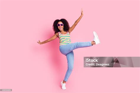 황홀한 여자의 전체 크기 사진 니트 탱크 청바지 안경 바지 춤추는 다리 위로 고립 핑크 컬러 배경 25 29세에 대한 스톡 사진 및 기타 이미지 Istock