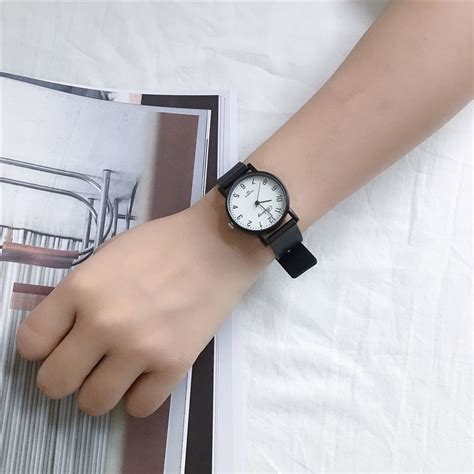 เวอร์ชั่นเกาหลีของนาฬิกาเรืองแสงที่เรียบง่ายผู้ชายและผู้หญิงนักเรียนมัธยมต้นสไตล์วิทยาลัยสีดำและ