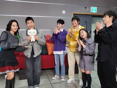 예비 신부 허니제이 부케 전현무가 받았다