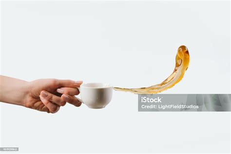 손 잡고 흰색 스플래시와 향기로운 커피 한잔 흰색 절연의 자른된 보기 단순함에 대한 스톡 사진 및 기타 이미지 단순함 단일 이미지 마시기 Istock