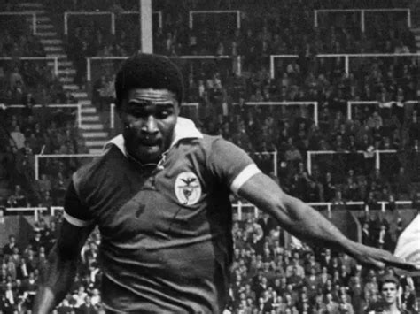 Những Khoảnh Khắc Vàng Của Pele Trên Sân