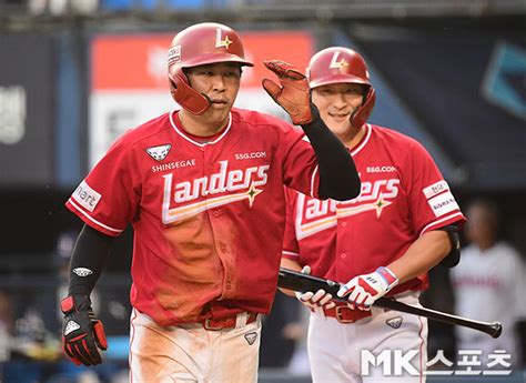 한유섬 ‘3루타 치고 득점까지 Mk포토 매일경제