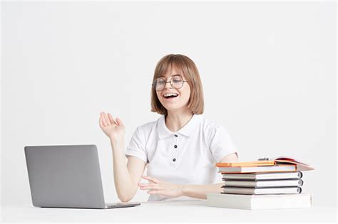 시원한 행복한 소녀는 집에서 앉아있는 온라인 훈련을 통해 간다 노트북에 원격 학교 교육 홈 레슨을 유지하십시오 가정의 방에 대한 스톡 사진 및 기타 이미지 Istock