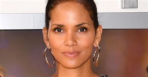 [할리우드★] 킹스맨2 할리베리 16세 연하남과 런던 데이트 포착