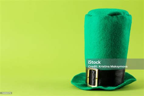 성 패트릭의 날 축하 밝은 녹색 배경에 레프러콘의 녹색 모자 텍스트를 위한 공간 3월에 대한 스톡 사진 및 기타 이미지 3월 St Patricks Day 개념