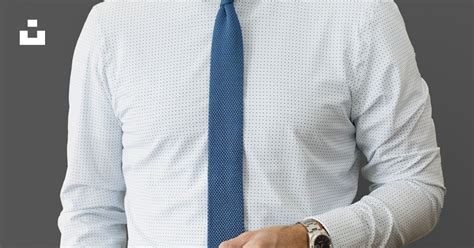 양복과 넥타이를 입은 남자 사진 Unsplash의 무료 의복 이미지