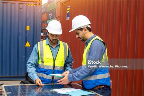 안전 헬멧과 유니폼을 입은 두 명의 기술자가 서류의 패널을 확인합니다 안전에 대한 스톡 사진 및 기타 이미지 안전 책임 2명 Istock