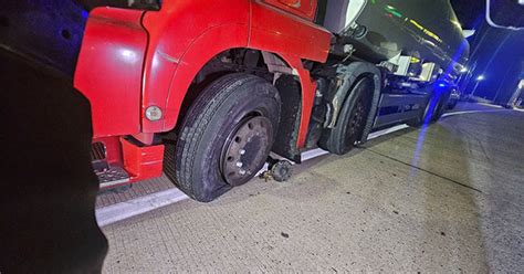 고속도로 터널 안에서 멈춰선 화물차 운전자 의식 잃어”