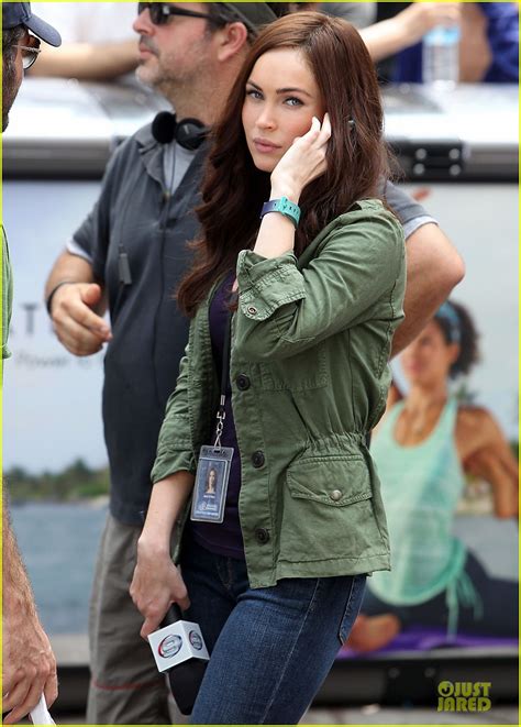 Megan Fox News Reporting For Teenage Mutant Ninja Turtles Photo