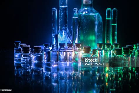 약국 및 화학 테마 연구 실험실에서 용액으로 유리 플라스 크를 테스트 합니다 과학 및 의료 배경입니다 어두운 톤 배경에 실험실 테스트 튜브 Stem 주제에 대한 스톡 사진