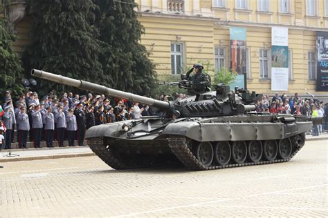 Българската армия демонстрира военна техника в центъра на София СНИМКИ Bulletin Bg