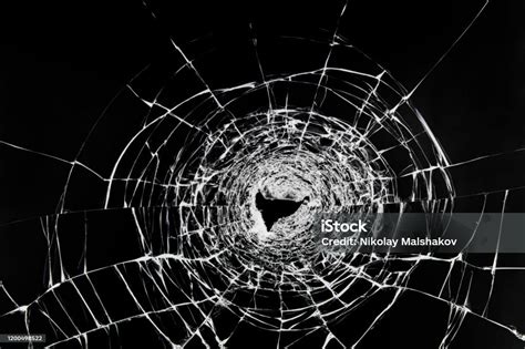 깨진 유리에 균열 창문은 총기로 인해 손상되었습니다 촬영 후 구멍이있는 자동차의 투명 한 앞 유리 0명에 대한 스톡 사진 및