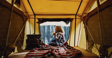 행복 한 외로운 성인 백인 여자는 차 한 잔과 야생 야외 자연을 즐기는 텐트 밖에 앉아 방랑벽 중독자를위한 텐트와 배낭으로 무료 대체 캠핑 휴가 사진 Unsplash