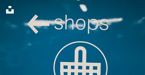 장바구니가 달린 파란색 간판 사진 Unsplash의 무료 칼라일 이미지