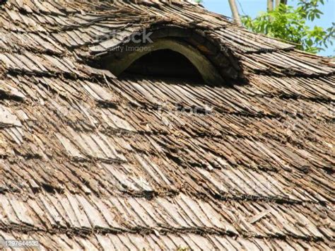 나무 조각 조각으로 장식 된 오래된 목조 주택의 다락방 창 0명에 대한 스톡 사진 및 기타 이미지 0명 갈색 갈색 배경