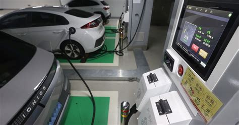 주차장에 나타난 전기 도둑 전기차 충전소 부족에 공용콘센트 사용하는 꼼수족