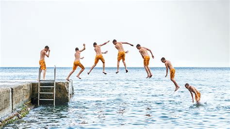 점프의 순서 부두에서 바다로 뛰어 내리는 여학생이 트릭을하는 순간 스토리보드에 대한 스톡 사진 및 기타 이미지 스토리보드 10 11세 건강한 생활방식 Istock