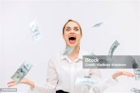 성공한 여성 사업가가 하얀 스튜디오를 배경으로 거액의 돈을 벌며 기뻐하고 즐긴다 성공적인 비즈니스 신용 및 금융 서비스의 개념 25 29세에 대한 스톡 사진 및 기타 이미지