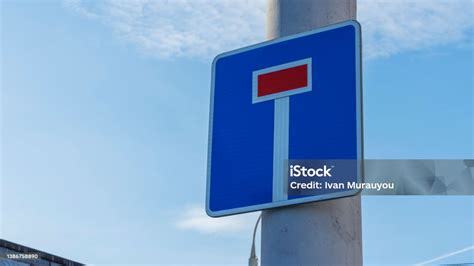 푸른 하늘 배경에 막다른 골목 길 표지판 거리 표지판은 운전자가 도로가 막다른 길임을 나타냅니다 0명에 대한 스톡 사진 및 기타 이미지 Istock