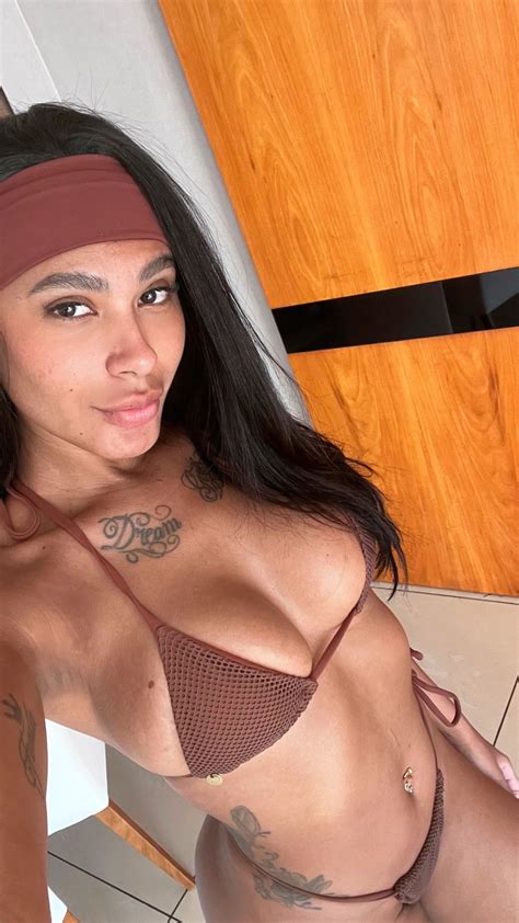 Pocah Arrasa Em Selfie De Biquíni No Espelho