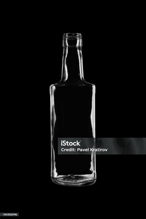알코올 음료 및 기타 액체에 대한 투명하고 무색 유리로 만든 빈 열린 병 검은 색 배경에 격리 클로즈업 검은색에 대한 스톡 사진 및 기타 이미지 Istock