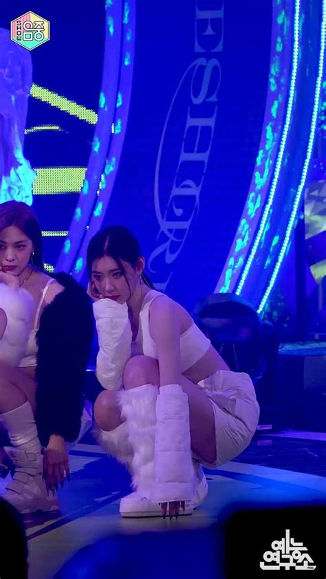 Itzy Chaeryeong Cheshire Fancam Show Musiccore 221203 [video] Itzy Super Funny Videos