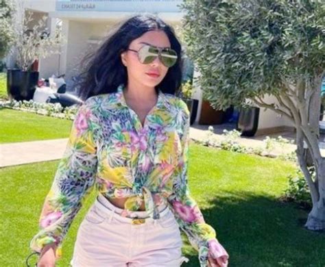 لماذا الفنانة هيفاء وهبي تخرج من سقف سيارتها لتحية الجمهور خلال تصوير