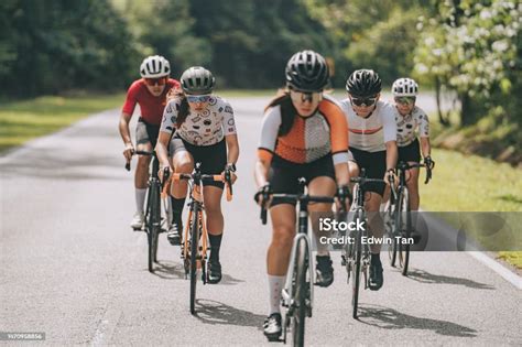아침 시골 장면에서 사이클링 이벤트를 주도하는 여성 아시아 중국 자전거 타는 사람 자전거 타기에 대한 스톡 사진 및 기타 이미지 자전거 타기 레이스 리더 운동 선수