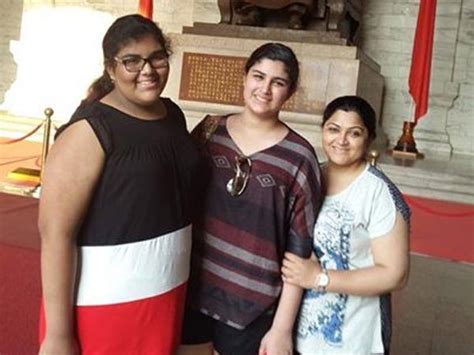 நான் எப்பவுமே எங்க அம்மா மாதிரி ஆகமாட்டேன் சொல்வது குஷ்புவின் மகள் I