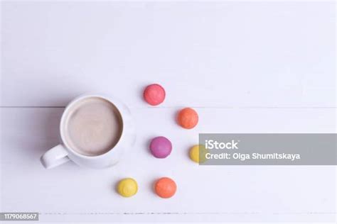 흰색 배경에 마카로니 케이크와 향기로운 카푸치노의 화이트 컵 다중 색상에 대한 스톡 사진 및 기타 이미지 다중 색상 달콤한 음식 더미 Istock