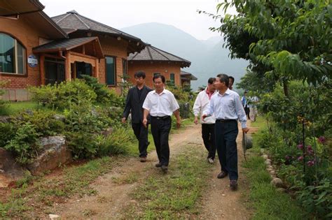 [노무현사료관] [여름휴가 중 평창 동그라미 펜션 마당을 둘러보는 노무현 전 대통령]