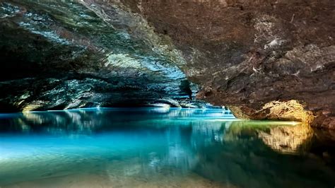 Explore The Us Largest Underground Lake On This Bucket List Glass