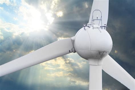 기후 변화에 대한 은유적 표현으로 폭풍우 하늘에 대한 풍력 터빈 발전소를 닫습니다 지속 가능한 개발 및 전기 테마 풍차에 공중 보기 0명에 대한 스톡 사진 및 기타 이미지