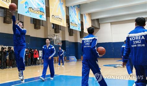 몸 푸는 왕년의 스타들 연합뉴스