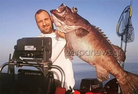 Το ψάρι που έπιασε έφτανε το ένα μέτρο Η φωτογραφία που κάνει το γύρο του διαδικτύου