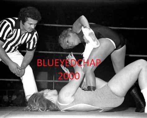 Betty Niccoli Vs Vivian Vachon Wrestler 8 X 10 Wrestling Photo Nwa Awa