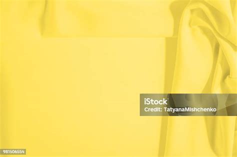 질감 배경입니다 템플릿입니다 천노란색 실크 이 노란색 크림 실크 크 레이프 드 Сhina는 단순한 우아함을 보여줍니다 미묘한 광택을 자랑 하는 수로의 아이 보 리 크림 톤