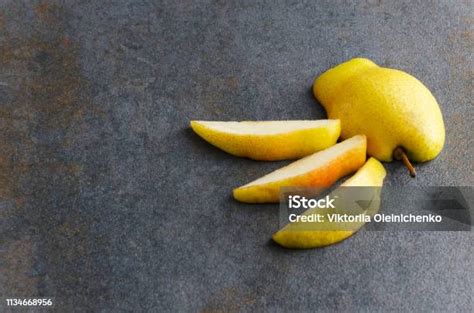 손님에 게 프리 젠 테이 션 전에 레스토랑에서 어두운 면에 노란 익은 배를 얇게 썰어 조각 복사 공간 배에 대한 스톡 사진 및