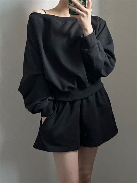 꾸안꾸 반오프숄더 데일리 맨투맨 트레이닝 에이블리